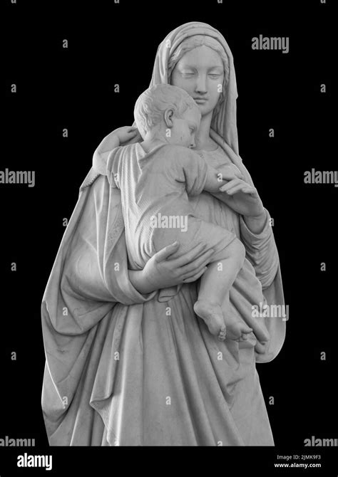 Ancienne Statue De La Mère Vigile Marie Portant Le Bébé Jésus Isolé Sur