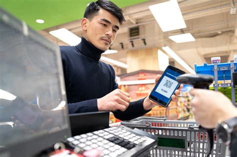 식료품 점원의 계산원에서 Qr 코드를 스캔하여 지불하는 아시아 남자 초현대적에 대한 스톡 사진 및 기타 이미지 초현대적