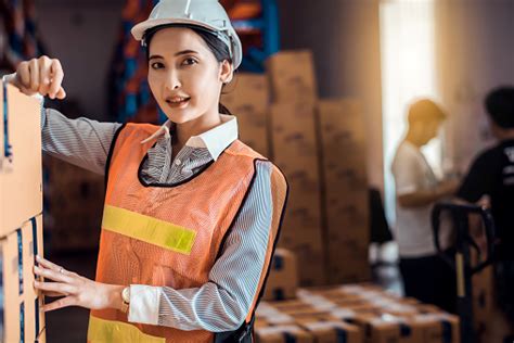 상품 창고 상점에 서있는 자신감 아시아 여성 소유자는 수입 및 수출화물화물 선박에서 제어 적재 컨테이너 상자를 확인 35 39세에 대한 스톡 사진 및 기타 이미지 Istock