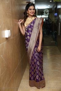 Model Ayesha Poses For The Lens HD Gallery Images