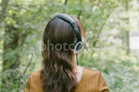 ヘッドフォンで音楽を聴く女性 No 24863808｜写真素材なら「写真ac」無料（フリー）ダウンロードok