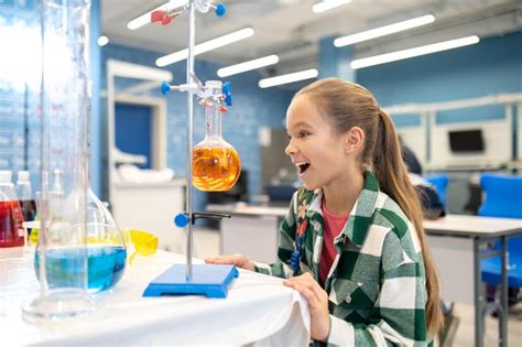 Premium Photo Girl Sideways To Camera Looking At Flask