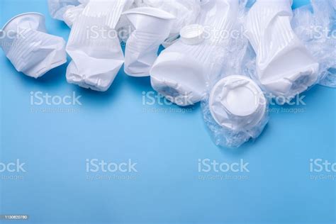 정렬 되지 않은 쓰레기 더미에 사용 됩니다 병 가방 그리고 파란색 배경에 종이입니다 정렬 낭비 텍스트에 대 한 장소 0명에 대한