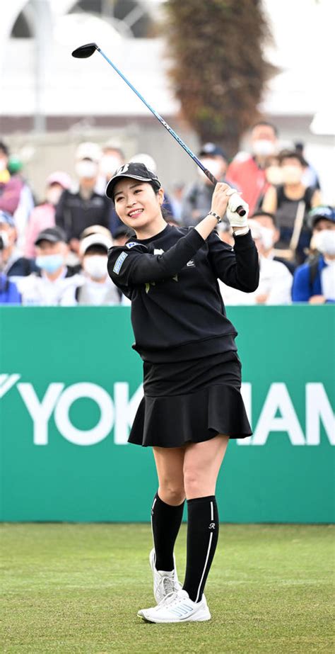 グータッチをする山下美夢有、バーディーを決め笑顔の三ケ島かな／女子プロ第1日写真特集3 ゴルフライブ速報 日刊スポーツ