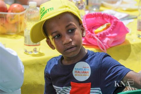 Kleiner Junge Beim Gemeinsamen Mittagsmahl In Rom