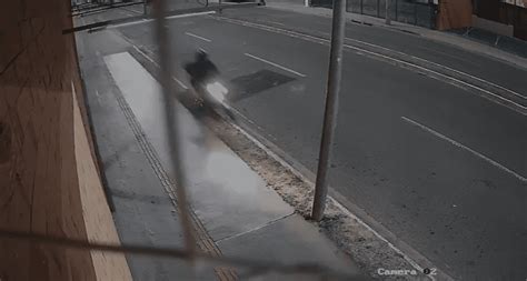 Jovem De 17 Anos Morre Ao Bater Moto Em Poste Da Avenida Júlio De