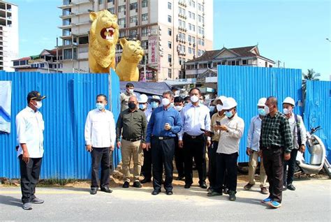 អភិបាលខេត្តព្រះសីហនុ ចុះពិនិត្យការកែលម្អសោភ័ណភាពនៅរង្វង់មូលតោពីរ និងសួនច្បារខាងមុខវេទិកា ៧មករា