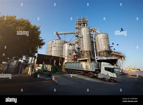 Grain Unloading Hi Res Stock Photography And Images Alamy