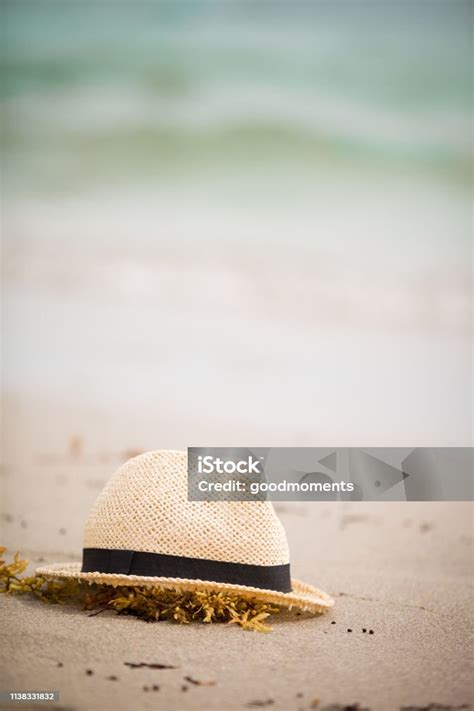 모래에 누워 좋은 밀 짚 모자 아름 다운 바다 해변 배경입니다 야외 휴가 시간 여름 방학 종료 바다에 의해 휴일의 꿈 여행 0