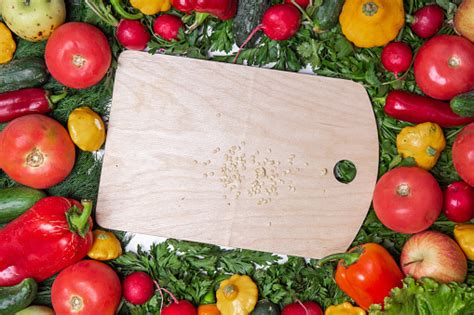 밝은 나무 배경에 화려한 유기농 야채 프레임입니다 시골풍 테이블에 건강 한 자연 식품입니다 식료품이 게 구색 신선한 요리 재료 평면도 가을에 대한 스톡 사진 및 기타 이미지