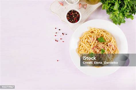 판 세타 계란 경질 파마산 치즈와 크림 소스로 만든 클래식 한 카르보나라 파스타 이탈리아 요리를 제공 합니다 스파게티 알라 카르보나라 평면도 평 신도 복사 공간 스파게티에