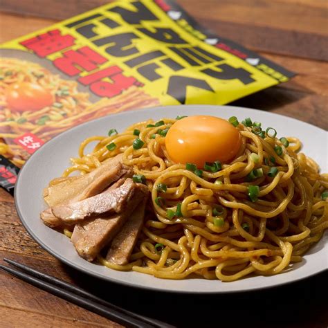 【パンチが効いた味わいに病みつき！レンジで簡単「スタミナにんにく油そば」】 もちもち食感の麺に、にんにくペーストと本醸造濃口醤油を加えたタレを