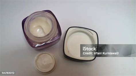 흰색 배경에 격리된 열린 항아리에 담긴 흰색 크림의 상위 뷰 0명에 대한 스톡 사진 및 기타 이미지 0명 그림자 낮