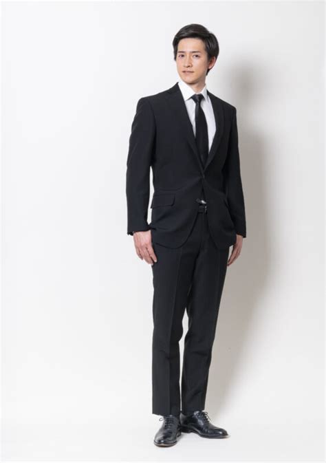葬式で着るスーツは何がいいの基本的な服装やマナーについても解説