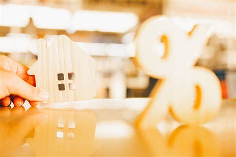 백분율 및 집 기호 기호 아이콘 나무 테이블에 나무입니다 주택 관심 부동산 인플레이션 투자의 개념 가격에 대한 스톡 사진 및