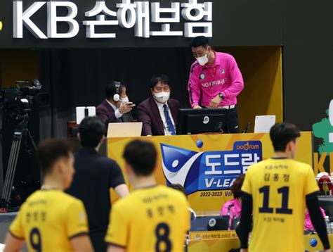 오심 경기 일부분이지만 비디오 판독 결과 두고 경기 중단