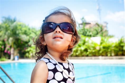 스타일리쉬 작은가 활기참 인도어 여자아이 야외 세로는 선글라스에 대한 스톡 사진 및 기타 이미지 선글라스 아기 12 17 개월 Istock