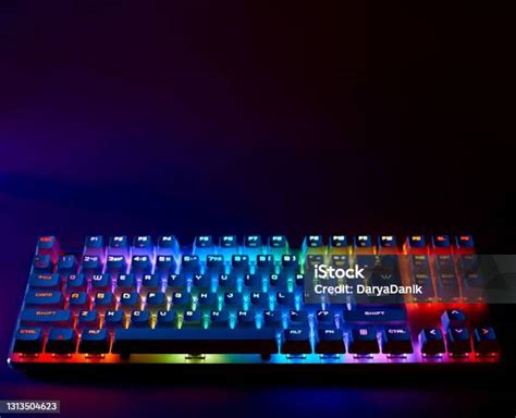 무지개 키보드 Rgb 빛과 게이밍 키보드 어두운 방에 백라이트 키보드 복사 공간 컴퓨터 키보드에 대한 스톡 사진 및 기타 이미지