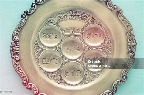 Pesah 축 하 개념 입니다 히브리어에서 전통적인 Pesah 플레이트 텍스트 유월 절와 사비 셀러리 계란 뼈 Maror