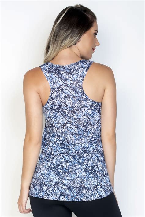 Camiseta Longa Dri Fit Furadinha Estampa Riscada Em Tons De Azul