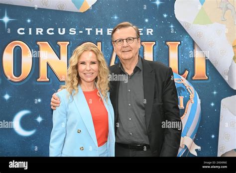 Moderatorin Katja Burkard Und Ihr Mann Journalist Hans Mahr Kommt Zur