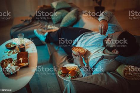 패스트 푸드를 먹고 Tv 보고 중량이 초과 된 남자 먹기에 대한 스톡 사진 및 기타 이미지 먹기 남자 Tv 보기 Istock