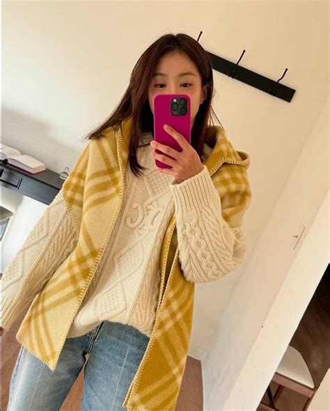 이시영 옐로 체크 머플러로 고급美 물씬 데님어그 부츠로 완성한 캐주얼룩 스타와 패션