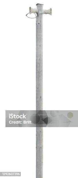 회색 플라스틱 뿔 스페카에 쌍 오래 된 풍화 지저분한 지저분한 고립 된 야외 라우드 스피커 키가 큰 나무 기둥 기둥 큰 상세한 그런 지 수직 클로즈업 기둥에 대한 스톡 사진