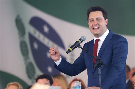 Ratinho Junior toma posse e promete preparar Paraná para o futuro