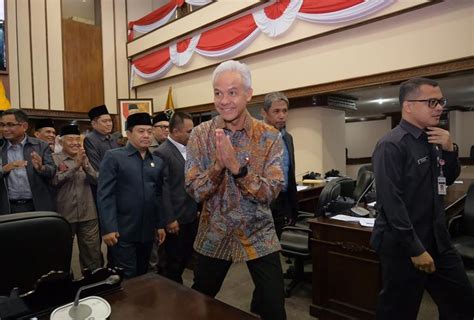 Rapat Paripurna Terakhir, Ganjar Pamit Sampaikan Terima Kasih ke DPRD Jateng : Okezone News