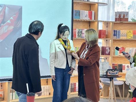 图书馆分工会举办三八妇女节“百变丝巾”公益讲座活动 武汉工程大学图书馆