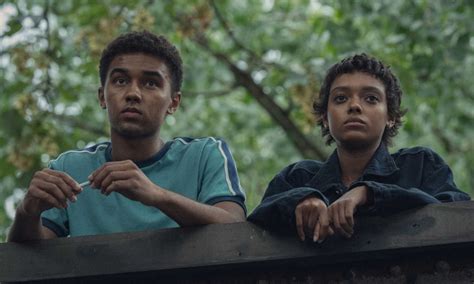 Everything Now Review An Earnest Refreshing Queer Teen Drama