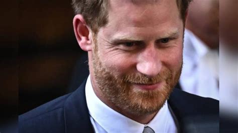 El Príncipe Harry Vuelve Al Reino Unido En Su Primera Visita Desde