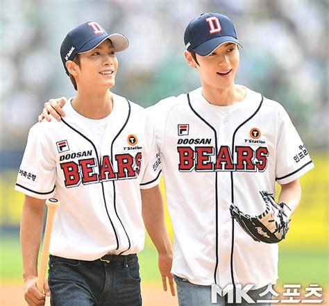 뉴이스트 Jr 황민현 시타 시구자로 야구장 나들이 Mk포토 Mk빌리어드