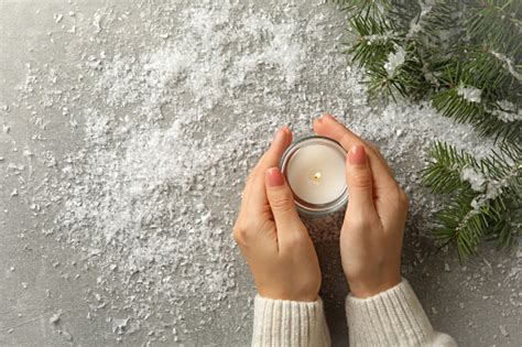 눈과 소나무 가지와 회색 배경에 향기로운 촛불을 잡고 있는 여성의 손 겨울에 대한 스톡 사진 및 기타 이미지 겨울 보살핌 분위기 Istock