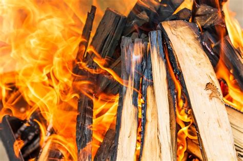 Quema De Astillas De Madera Que Forman Carbón Preparación De La