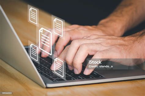 문서 아이콘으로 손을 잡고 랩톱 컴퓨터에 입력합니다 디지털 파일 관리 및 디지털 파일 전송 기술 및 비즈니스 개념 컴퓨터에 대한
