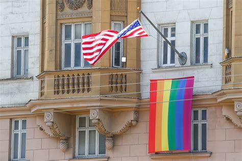 Как вы относитесь к вывешиванию флага ЛГБТ на здании посольства США