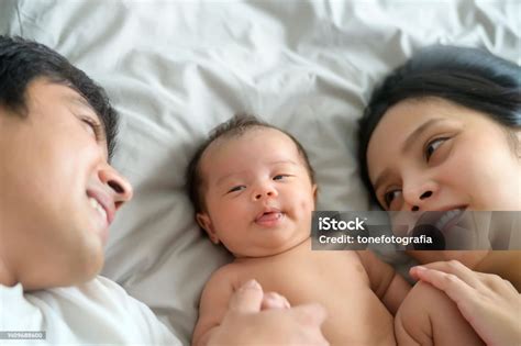 새로 태어난 아기 가족 및 사랑 개념으로 젊은 어머니와 아버지를 웃는 1개월에 대한 스톡 사진 및 기타 이미지 1개월 25