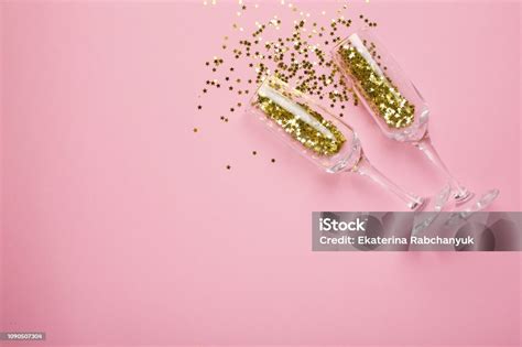 분홍색 종이에 황금 별 색종이와 샴페인 안경 최소한의 스타일 배경 분홍에 대한 스톡 사진 및 기타 이미지 분홍 새해