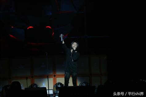 黑豹樂隊30周年「本色」演唱會舉行 黑人小哥場外設攤賣保溫杯 每日頭條