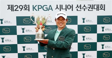 김영우 50세에 이룬 감격 첫 우승 탈골스윙 나병관 공동 4위 그랜드시니어 이부영 우승 Kpga