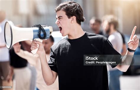 시위 중 메가폰을 통해 고함을 지르는 한 청년의 총격 사건 휴대용 마이크에 대한 스톡 사진 및 기타 이미지 휴대용 마이크 남자 야외 Istock