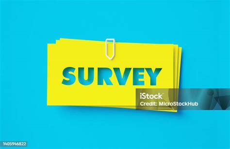 설문 조사 작성 파란색 배경 위에 앉아있는 노란색 접착 노트를 잘라냅니다 0명에 대한 스톡 사진 및 기타 이미지 0명 개념 개념과 주제 Istock