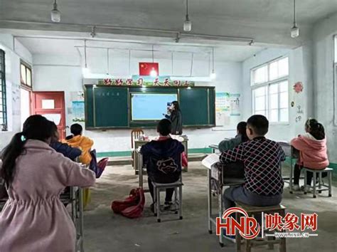 西平县杨庄康庄小学组织开展“推门听课”活动