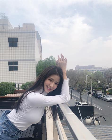 【ev女孩】就算包緊緊也很性感！甜美正妹「joey 蔡卓宜」貼身上衣展現完美乳形！ Ev撲克官網
