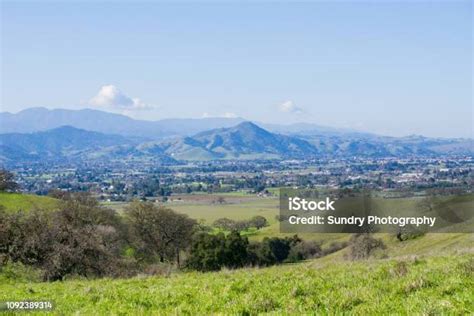 코요테 레이크하 비 곰 공원 캘리포니아에서에서 모건 힐 쪽으로 보기 캘리포니아에 대한 스톡 사진 및 기타 이미지 캘리포니아 언덕 공동체 Istock