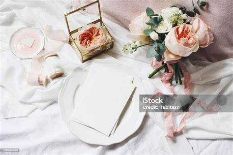 빈티지 침실 정물화 장면입니다 결혼식 핑크 영국 장미 라 운 쿨 꽃과 유칼립투스의 생일 꽃다발 접시에 인사말 카드 이랑 리본과