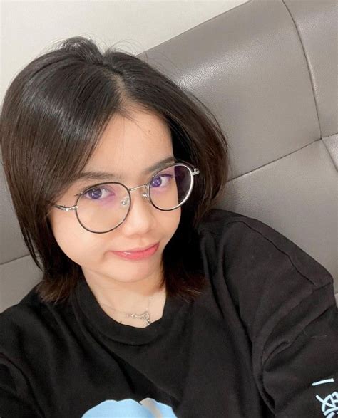 Gadis Cantik Dalam Fotografi Tubuh