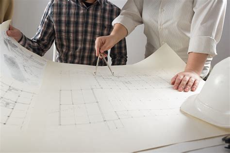 建築師在設計藍圖房地產專案建築師工作場所 建築專案藍圖尺子計算機筆記本電腦和分隔指南針施工理念工程工具 照片檔及更多 一組物體 照片 Istock
